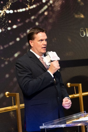 新濠旗下“影汇戏院”揭幕，《九龙城寨之围城》演员到场齐贺 - 中国新闻周刊网